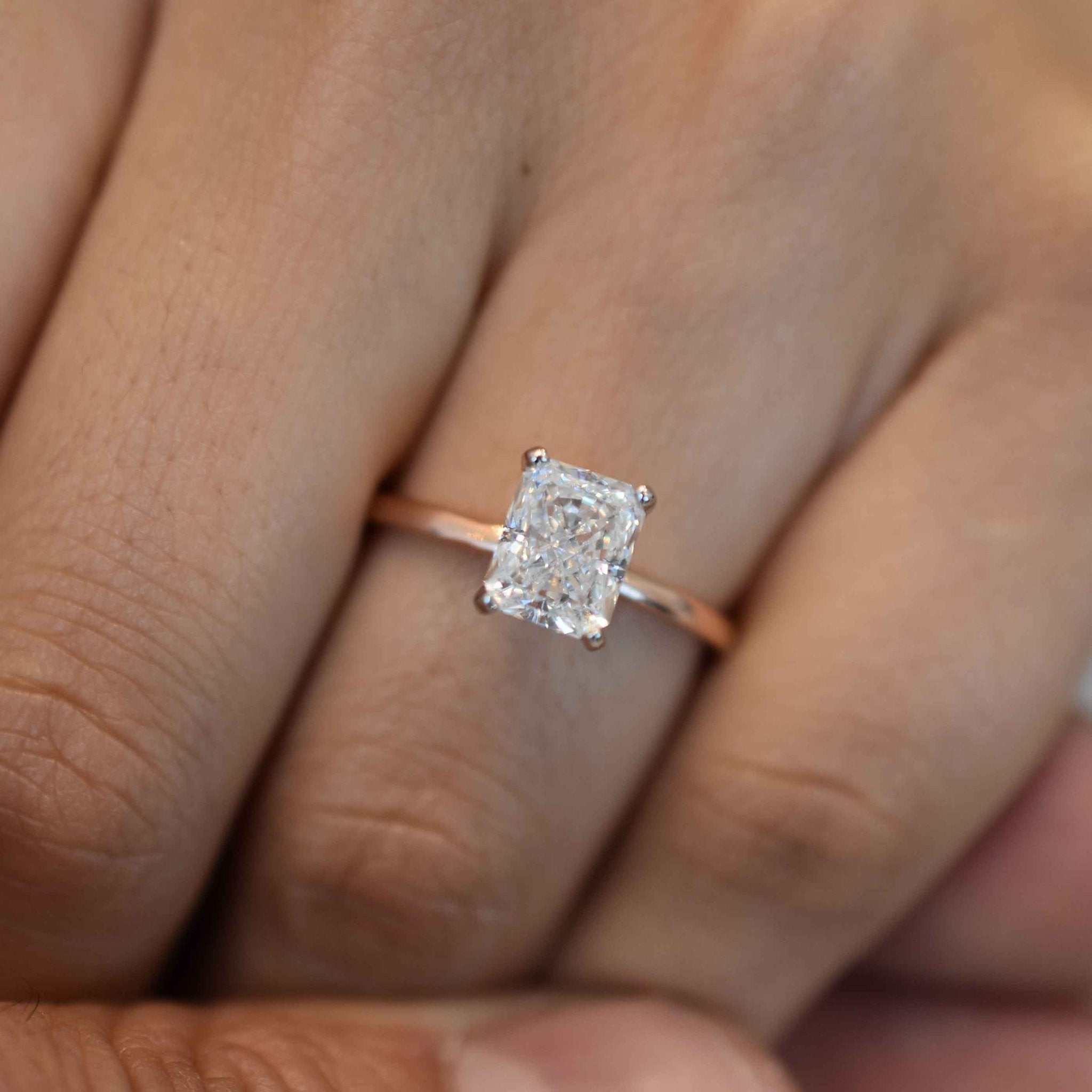 Dónde y cómo se coloca el anillo de compromiso en el momento de la ...